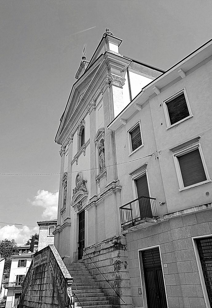 Facciata della chiesa di Parona Foto % Immagini| architetture, tecniche ...