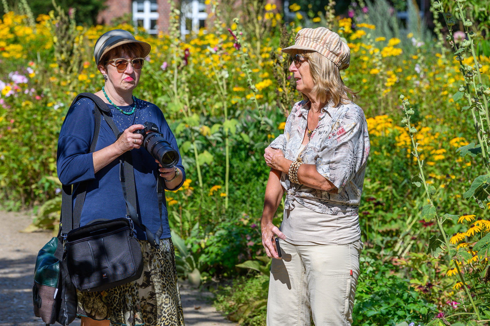 Fachkundige Begleitung Foto & Bild | world, woman, frau Bilder auf ...