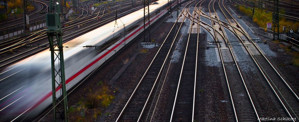 Fahrender ICE-Zug und Gleise, München Foto & Bild | züge, personenzüge ...