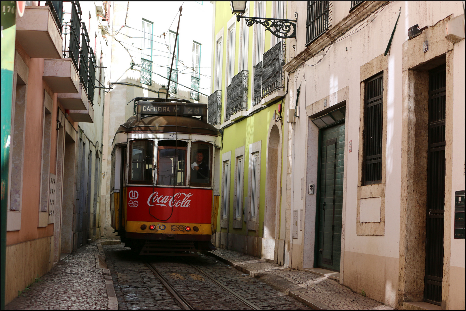Fahrt durch die Gassen Foto & Bild | europe, portugal, lisboa e vale do tejo-lissabon Bilder auf ...