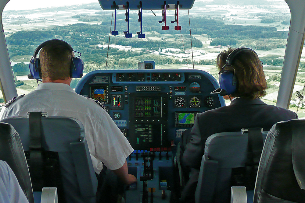 Fahrt mit dem Zeppelin, Cockpit des Zeppelin Foto & Bild | deutschland ...