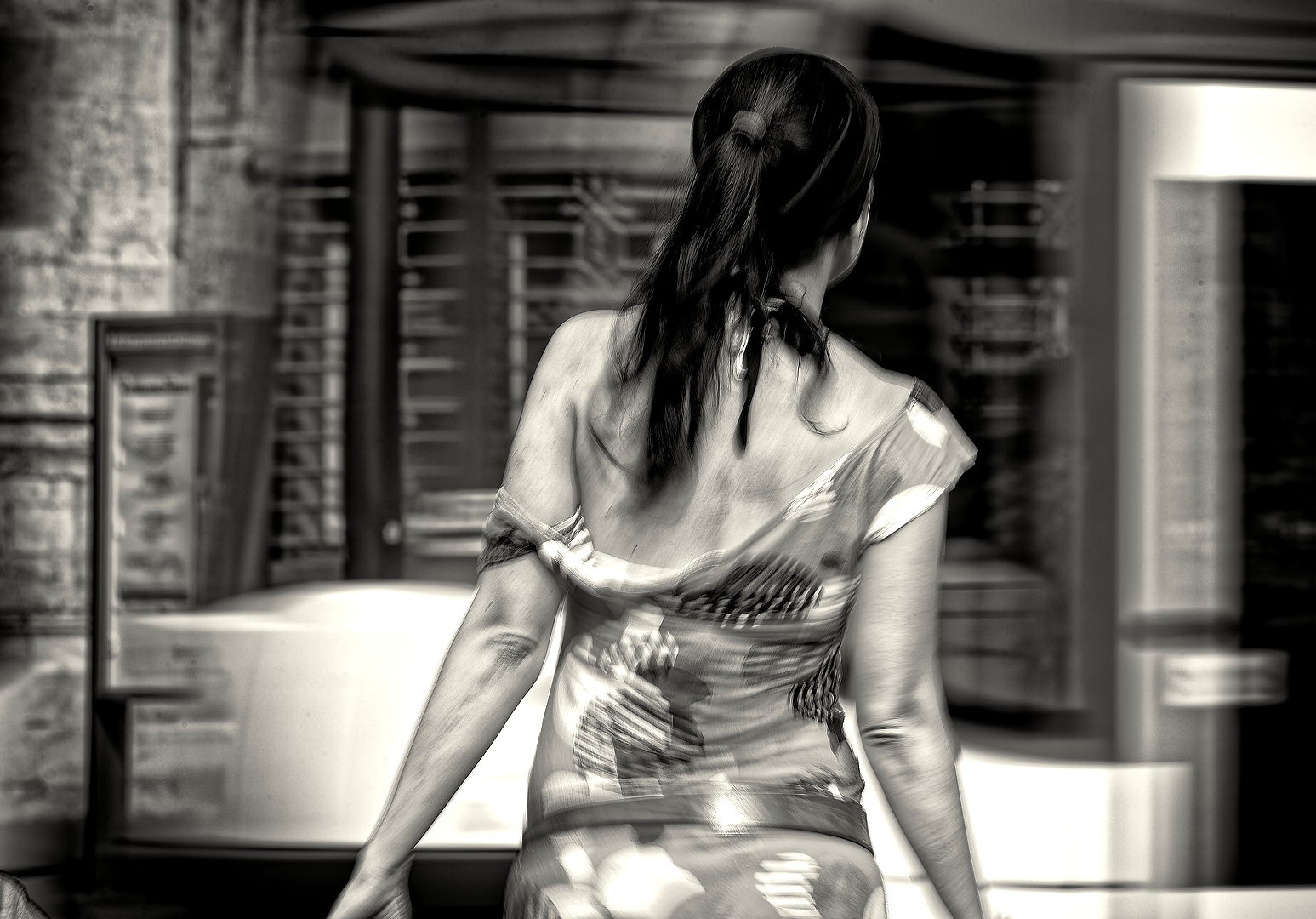 Fahrtwind ... oder ... ? Foto & Bild | streetfotografie mit menschen, menschen, monochrom Bilder ...