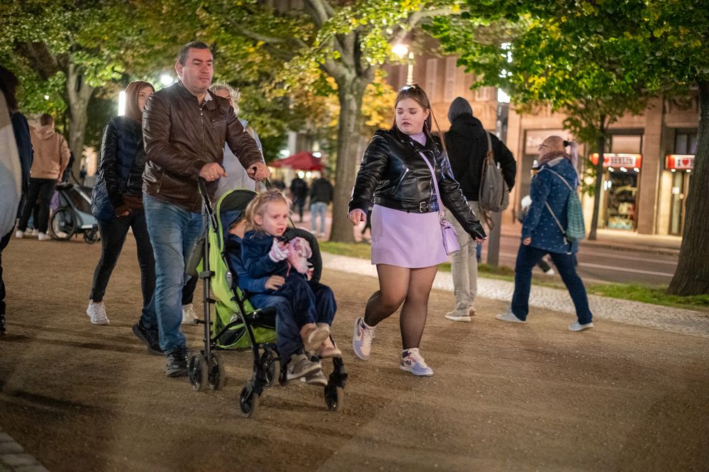 Familie unterwegs Foto & Bild | streetfotografie mit menschen, street: spontane portraits ...