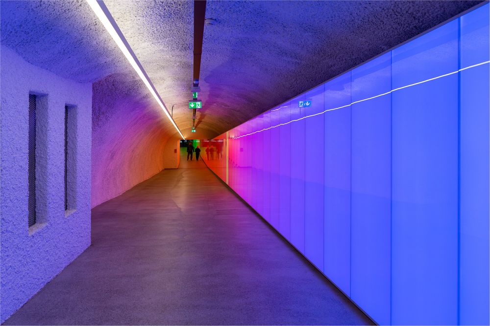 Farbwechselnder Durchgang Foto & Bild | street, world, architektur ...