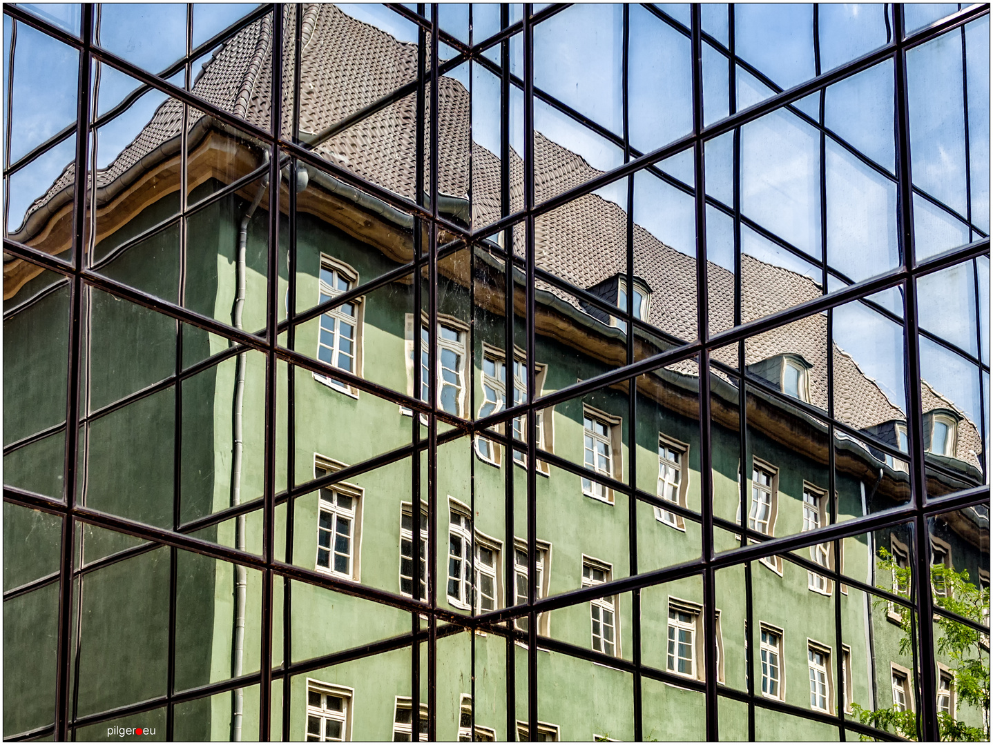 Fassade in Grün Foto & Bild | architektur, fassade, spiegelung Bilder ...