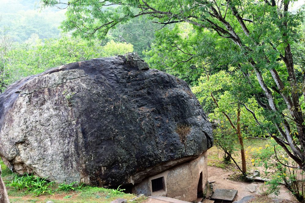 Felsentempel in der alten Haththikuchchi Klosteranlage Foto & Bild ...