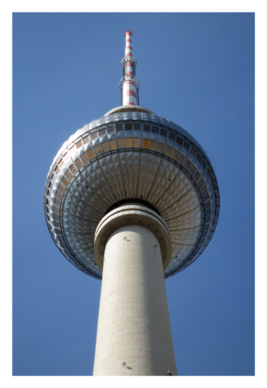 Fernsehturm am Alexanderplatz in Berlin von unten Foto & Bild ...
