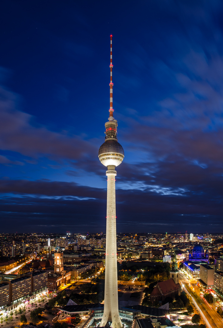 Fernsehturm Berlin Foto & Bild | architektur, architektur bei nacht ...