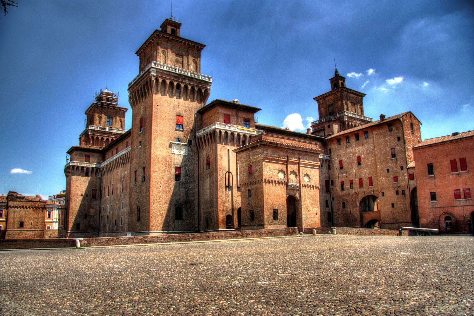Ferrara - Castello Estense Foto % Immagini| europe, italy, vatican city ...