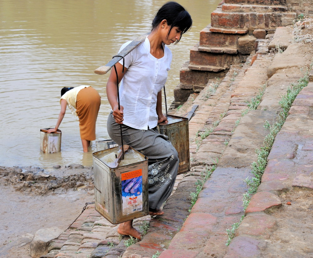 Fetching water 2 Foto & Bild | asia, myanmar, southeast asia Bilder auf ...