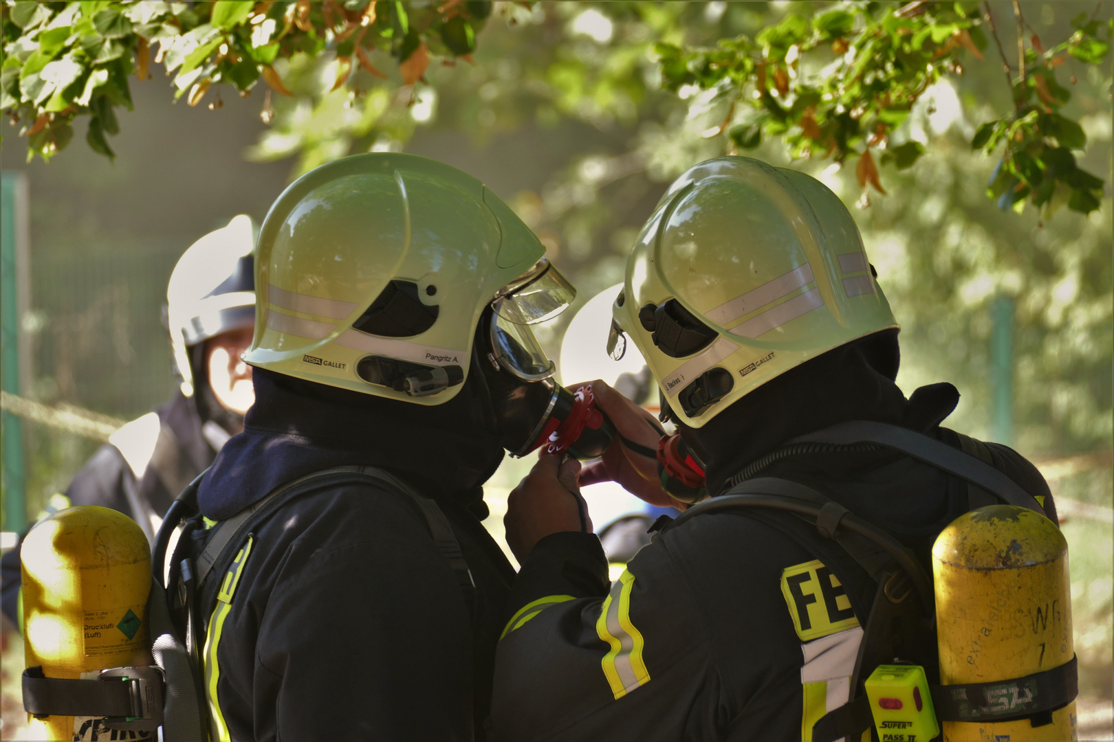 Feuerwehr im Einsatz Foto & Bild | erwachsene menschen, menschen bei ...