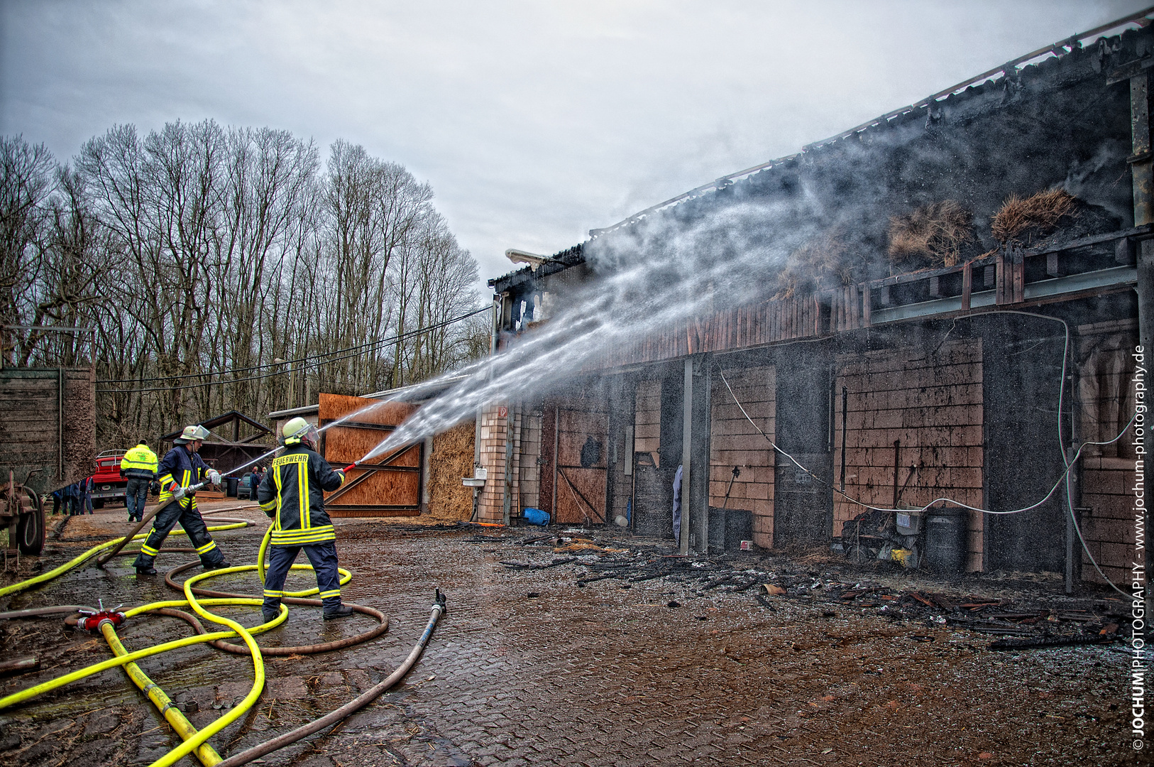 Feuerwehr im Einsatz Foto & Bild | erwachsene, menschen bei der arbeit ...