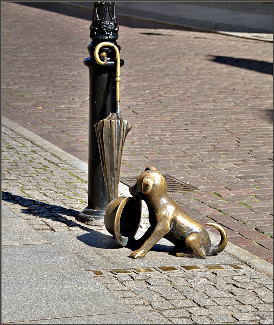 Filus wartet Foto & Bild | stillleben, streetfotografie, skulpturen ...