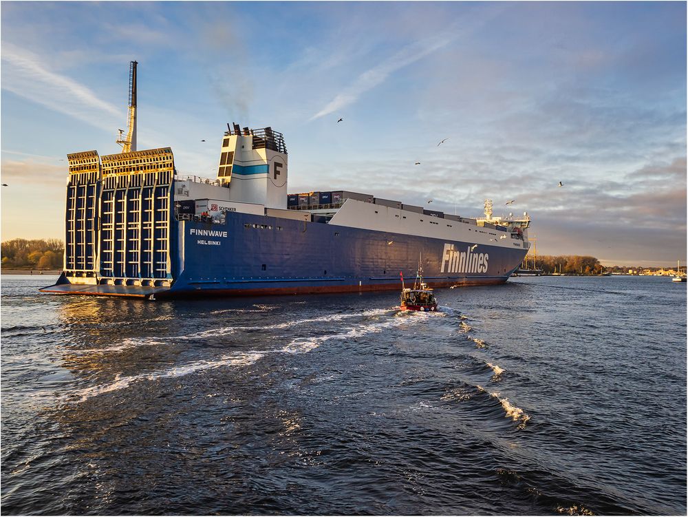 FINNWAVE und Fischerboot Foto & Bild | wasser, lübeck, ostsee Bilder ...