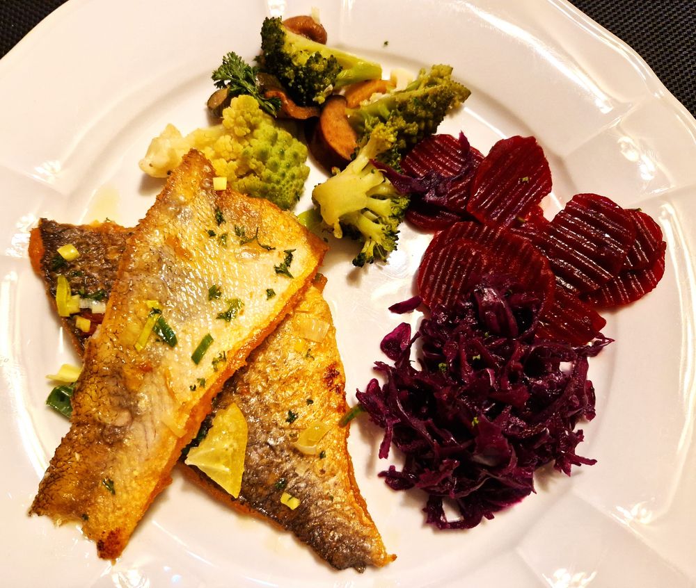 Fisch plus Salat Foto & Bild | reportage dokumentation, stillleben ...