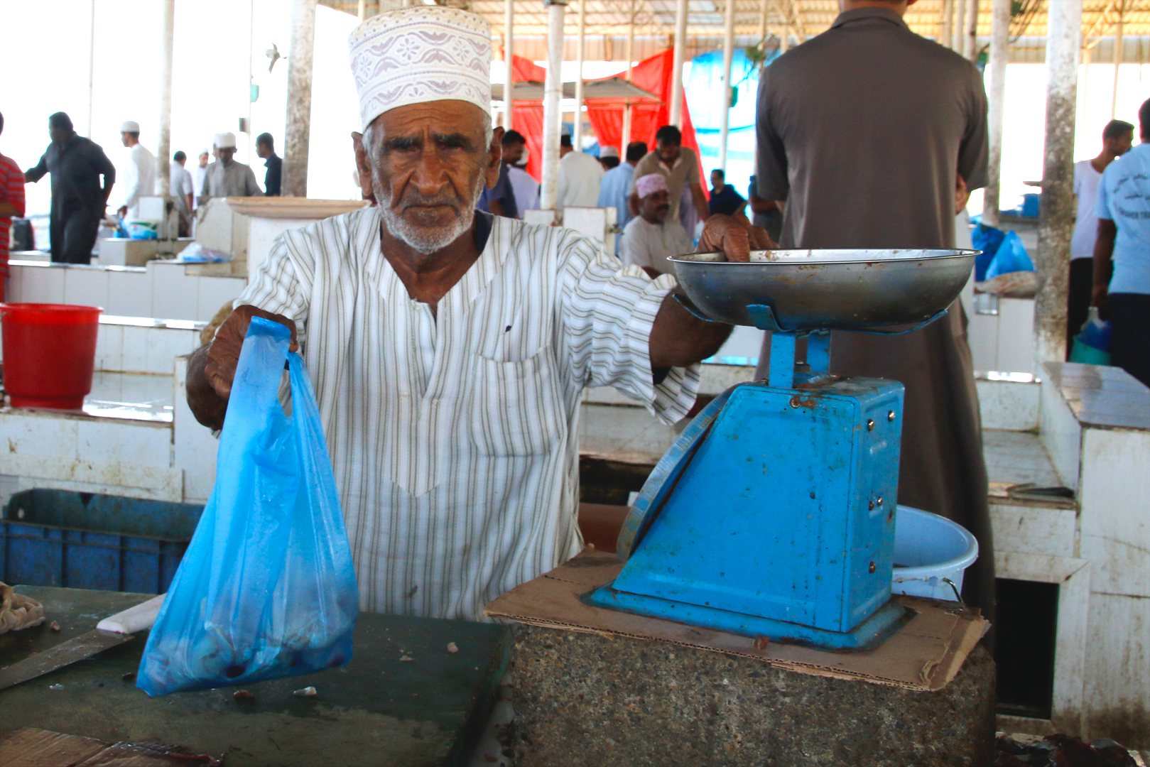 Fischverkäufer in Barka Foto & Bild | erwachsene menschen, asia, middle ...