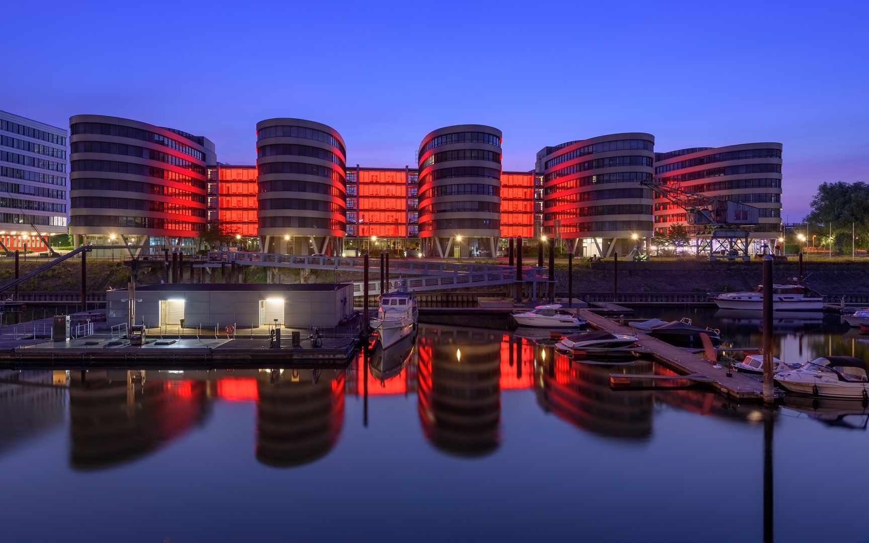 five boats in red Foto & Bild | hafen, architektur, spiegelung Bilder ...