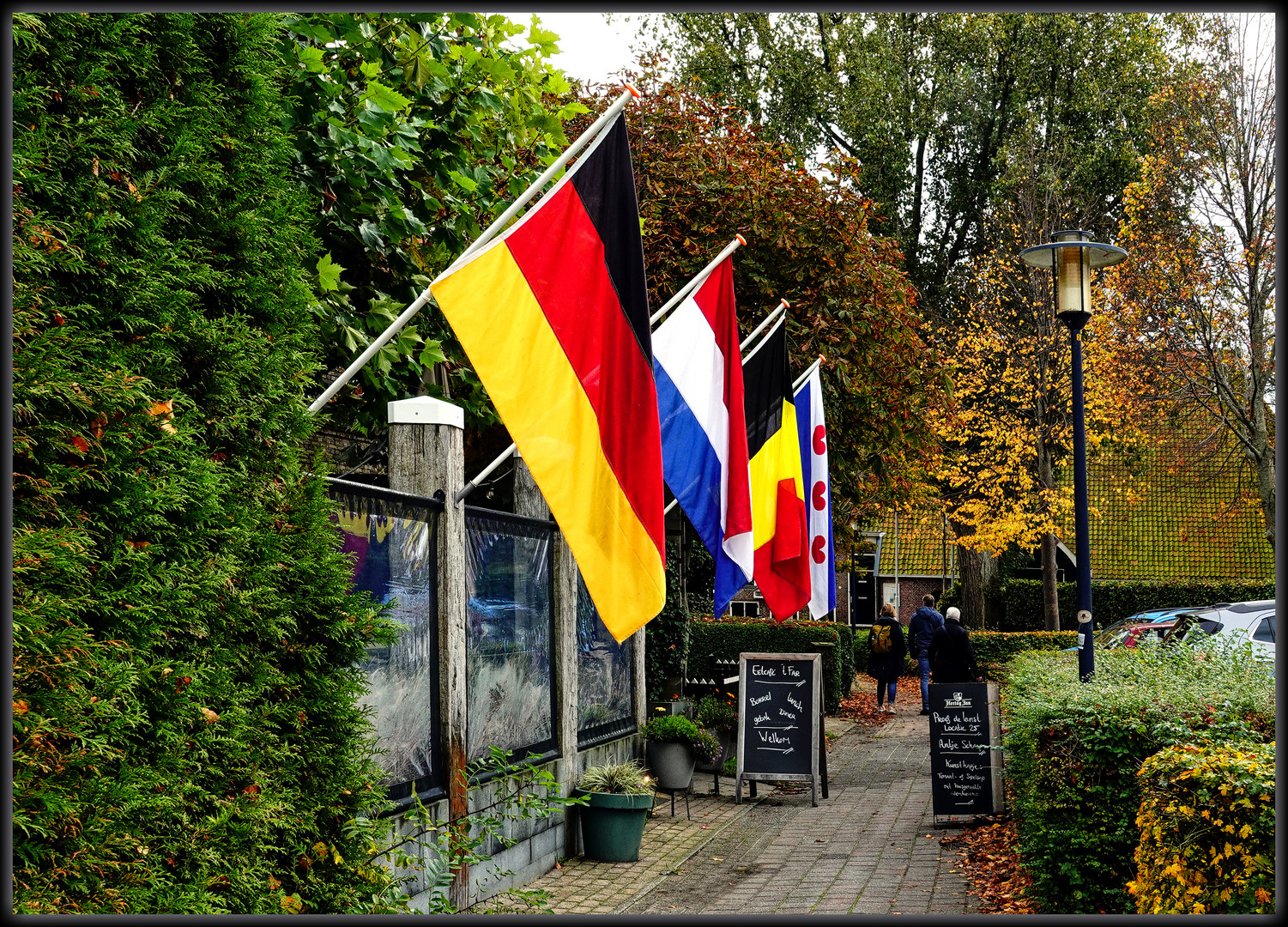 Flaggengeschmückt Foto & Bild | europe, benelux, streetfotografie mit menschen Bilder auf ...