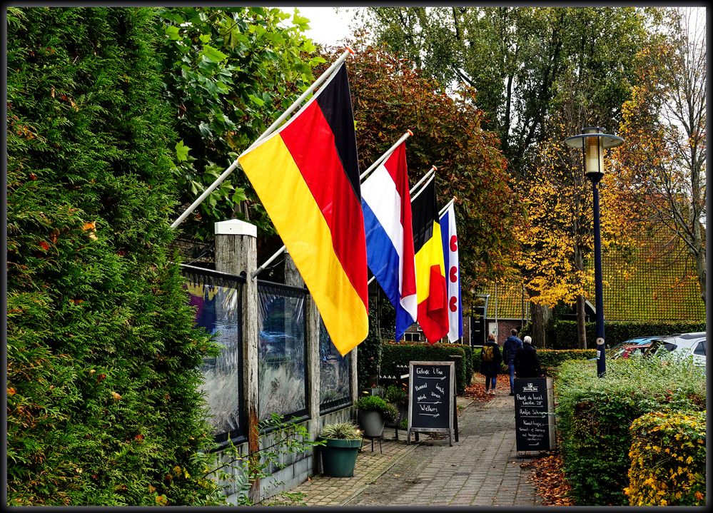 Flaggengeschmückt Foto & Bild | europe, benelux, streetfotografie mit menschen Bilder auf ...