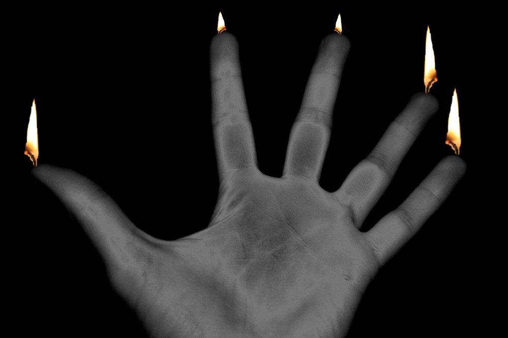 Flammen-Infrarot-Hand Foto & Bild | monochrom, bearbeitungs - techniken ...