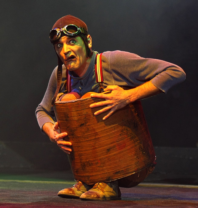 Flic-Flac,s Komik Akrobat "Barto" aus Belgien. Bart van Dyck (41.J ...