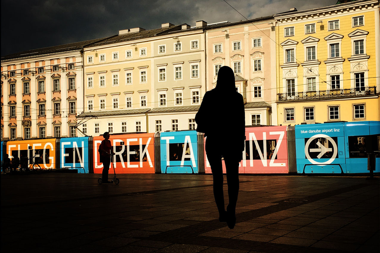 Fliegentanz . Foto & Bild | streetfotografie mit menschen, street, menschen Bilder auf fotocommunity