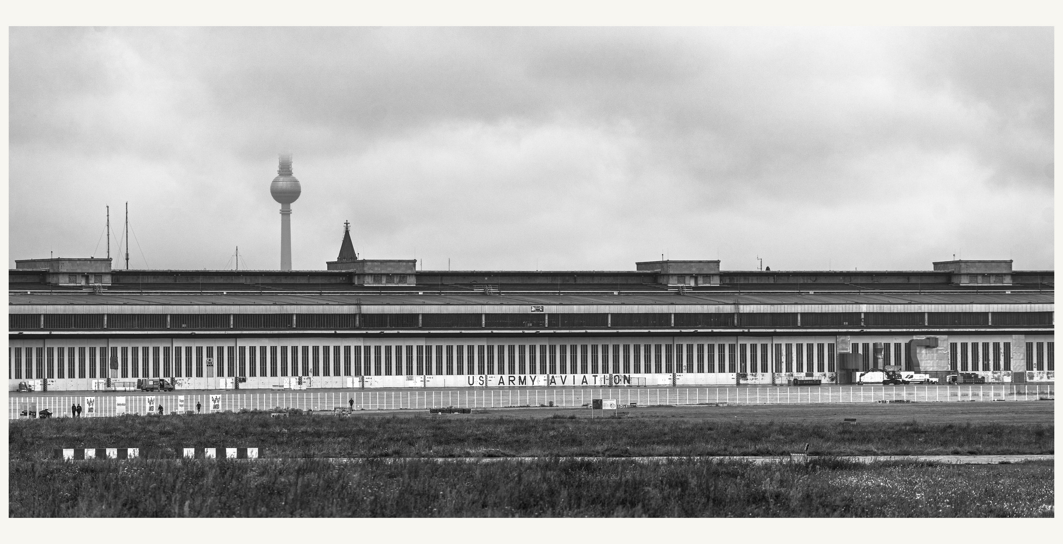 Flughafen Berlin- Tempelhof Foto & Bild | architektur, deutschland, europe Bilder auf fotocommunity