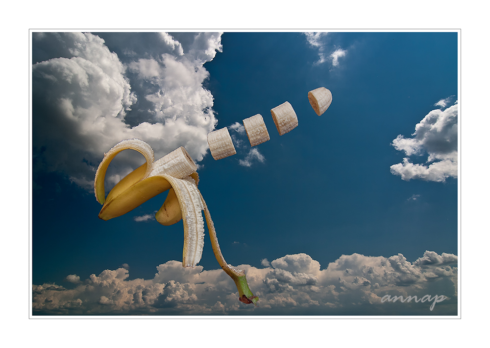 FLYING BANANA Foto & Bild | stillleben, tabletop, table top Bilder auf ...