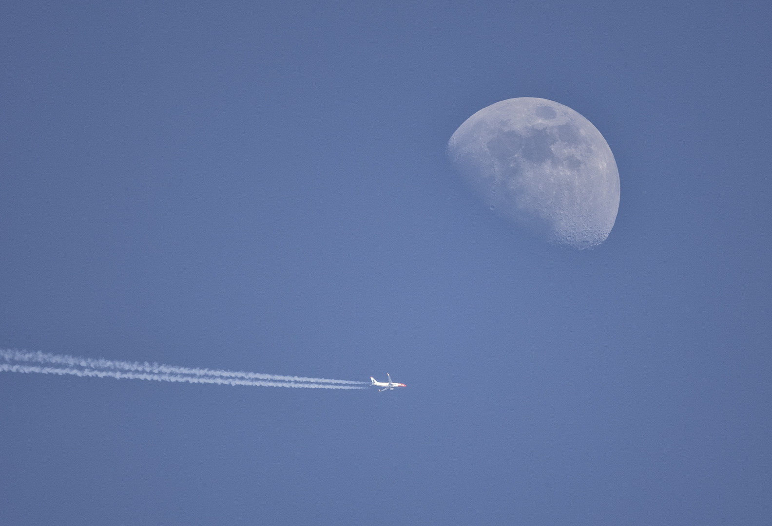 Flying to the moon Foto & Bild | luftfahrt, himmel, passagiermaschinen ...