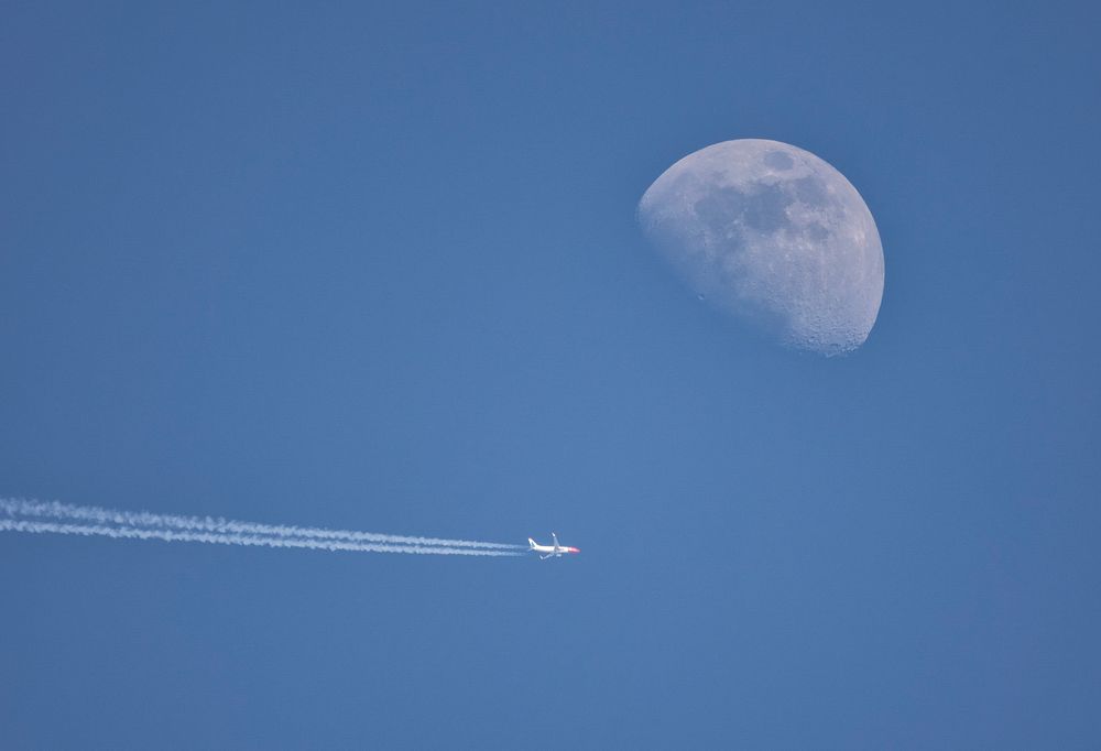 Flying to the moon Foto & Bild | luftfahrt, himmel, passagiermaschinen ...