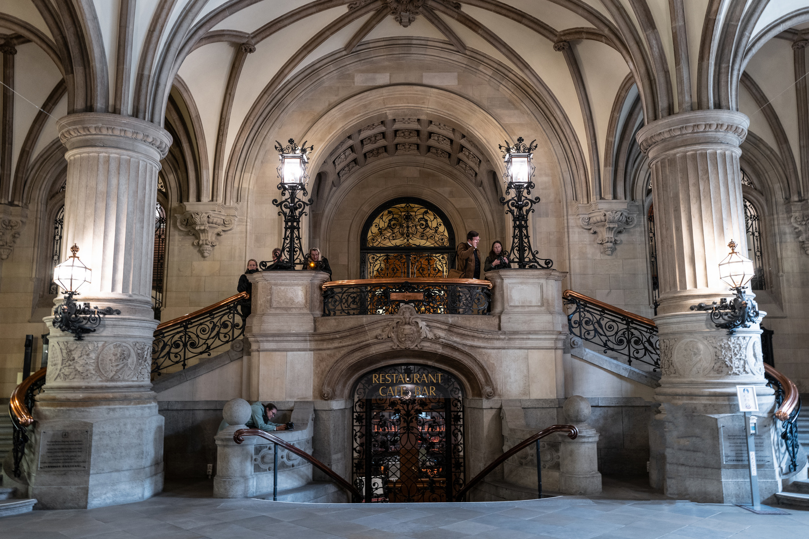 Fotomotiv Rathaus Foyer Foto & Bild | architektur, streetfotografie mit ...