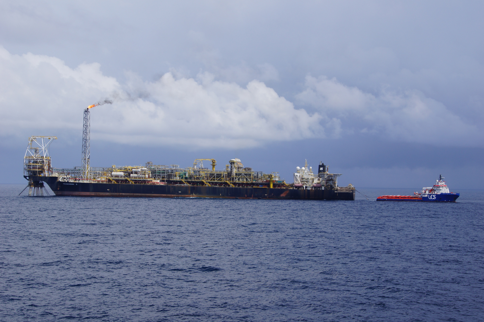 FPSO-AHTS size comparison Foto & Bild | schiff, industrie, verkehr ...