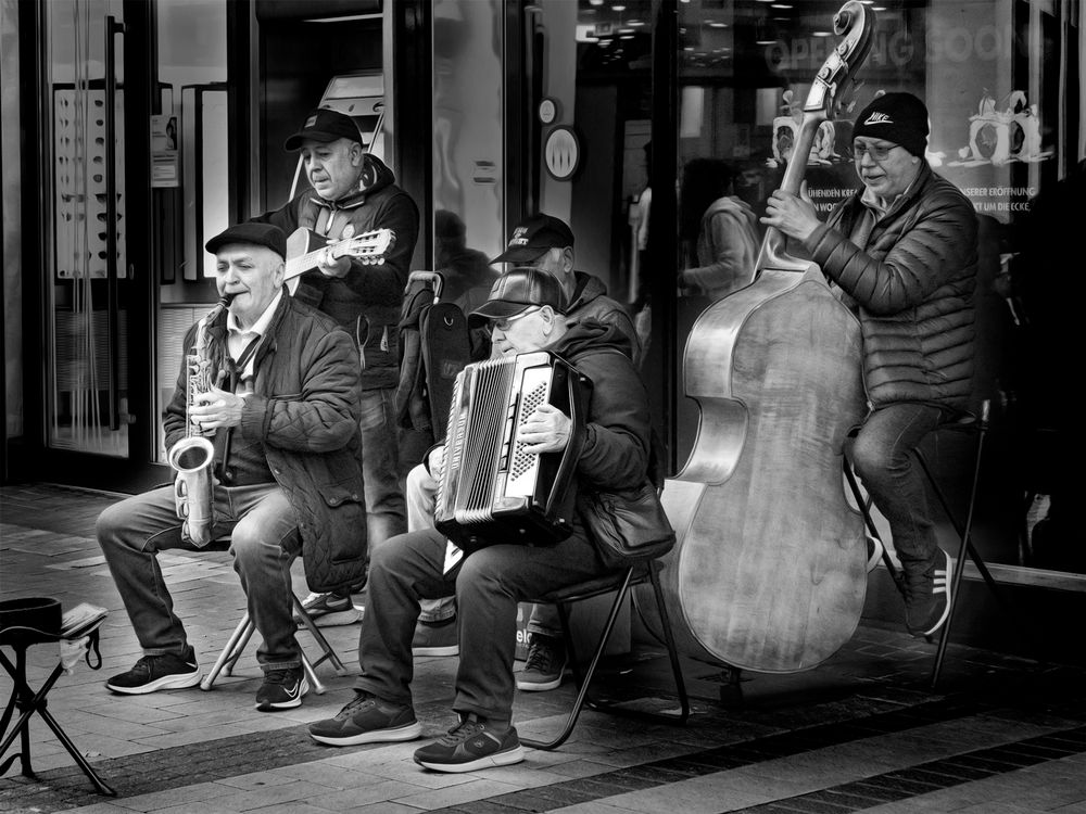 frankfurt-09-2022 Foto & Bild | streetfotografie mit menschen, fotokunst, monochrome fine art ...