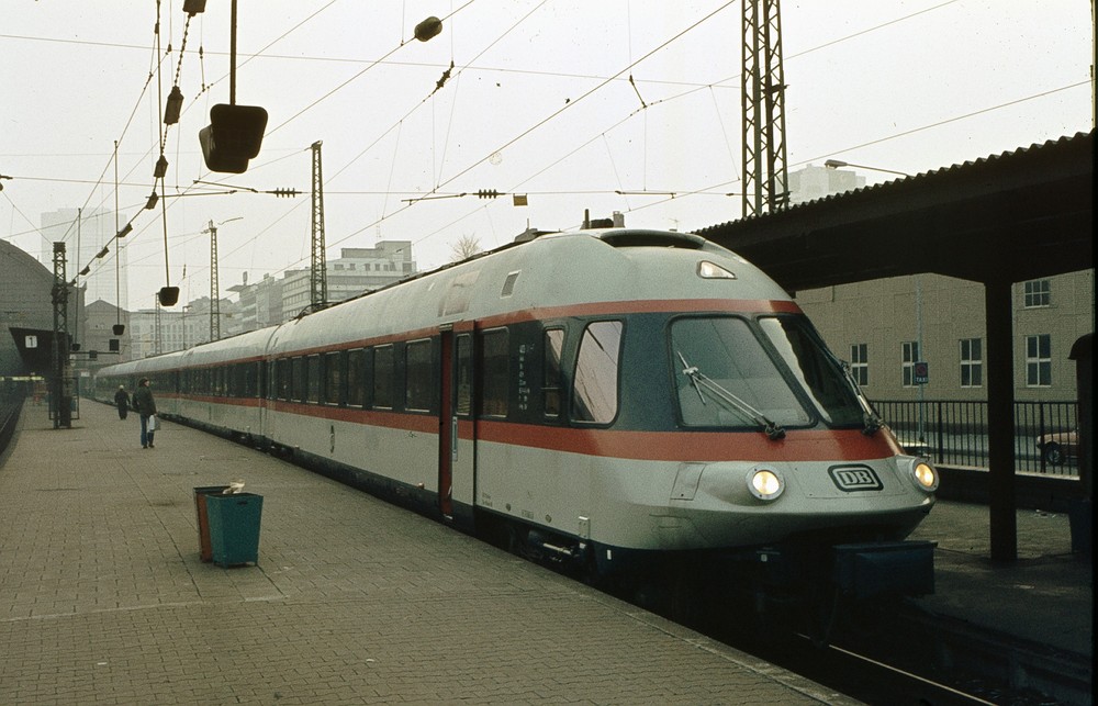 Frankfurt am Main Hbf. Gleis 1 Foto & Bild | züge, personenzüge ...