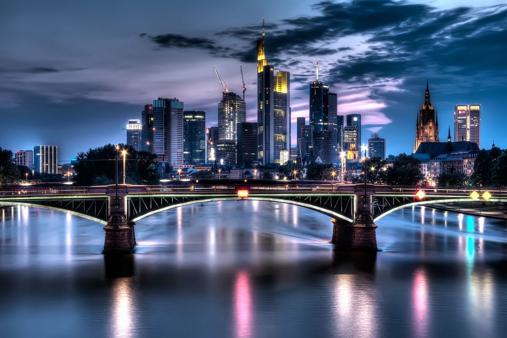 Frankfurter Skyline Foto & Bild | architektur, architektur bei nacht ...