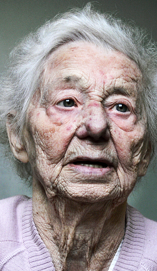 Frau C. 92 Jahre, Lebenslinien in Farbe Foto & Bild | erwachsene menschen, menschen im alter ...