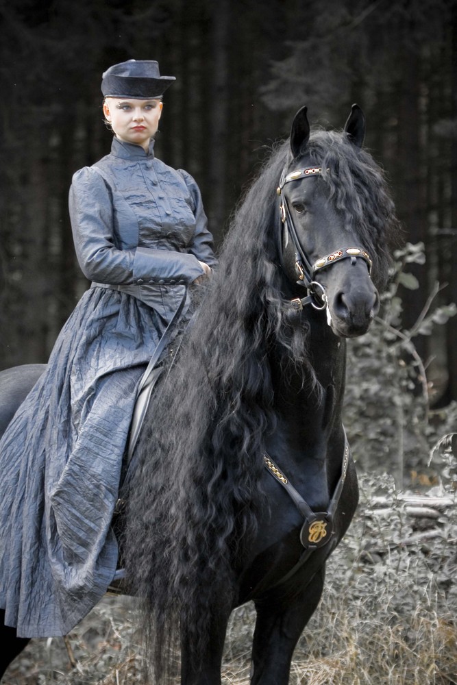 Frau Hitt - hoch zu Roß Foto & Bild | erwachsene menschen, menschen ...