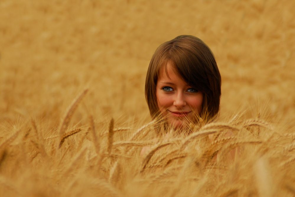 Frau Huhn im Kornfeld Foto & Bild | jugend, outdoor, menschen Bilder auf fotocommunity
