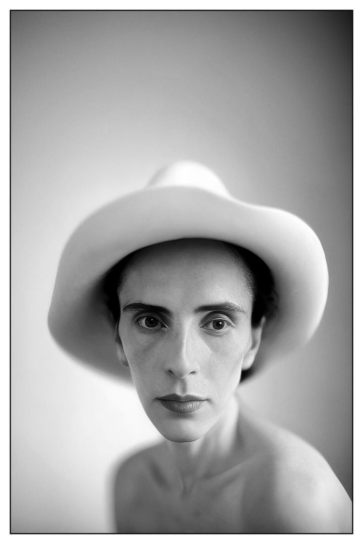 Frau mit Hut Foto & Bild | ki-generierte bilder, digiart Bilder auf fotocommunity