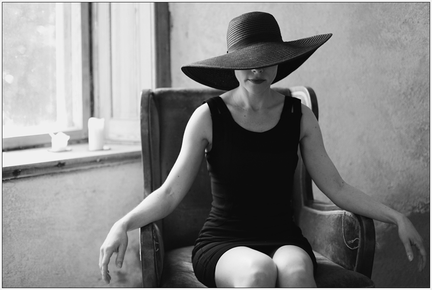 Frau mit Hut Foto & Bild | indoor, portrait, frau Bilder auf fotocommunity