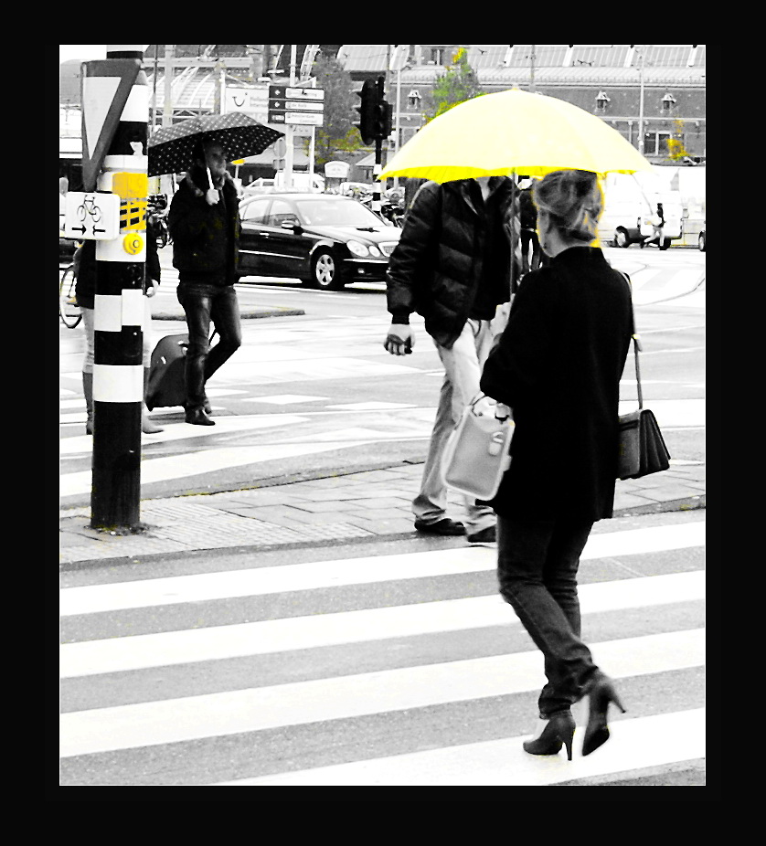 Frau mit Schirm Foto & Bild | erwachsene menschen, alltagsereignisse, menschen in der freizeit ...