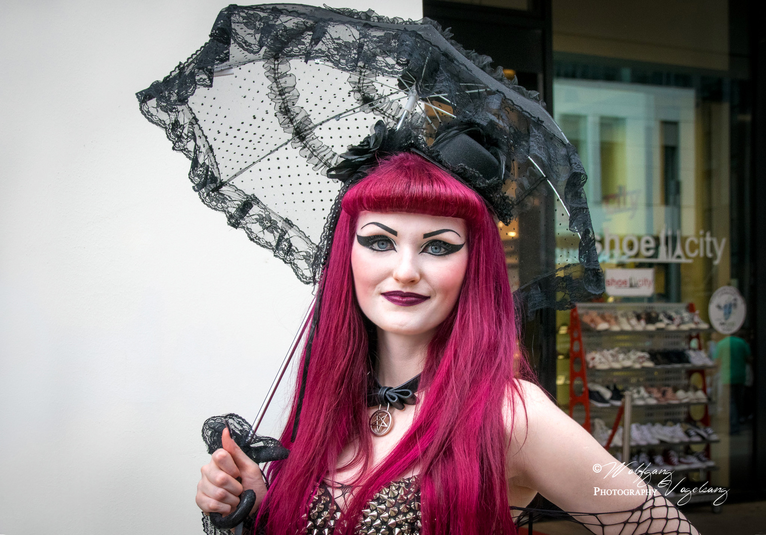 Frau mit Schirm Foto & Bild | mystik,gothic, portrait, streetfotografie mit menschen Bilder auf ...