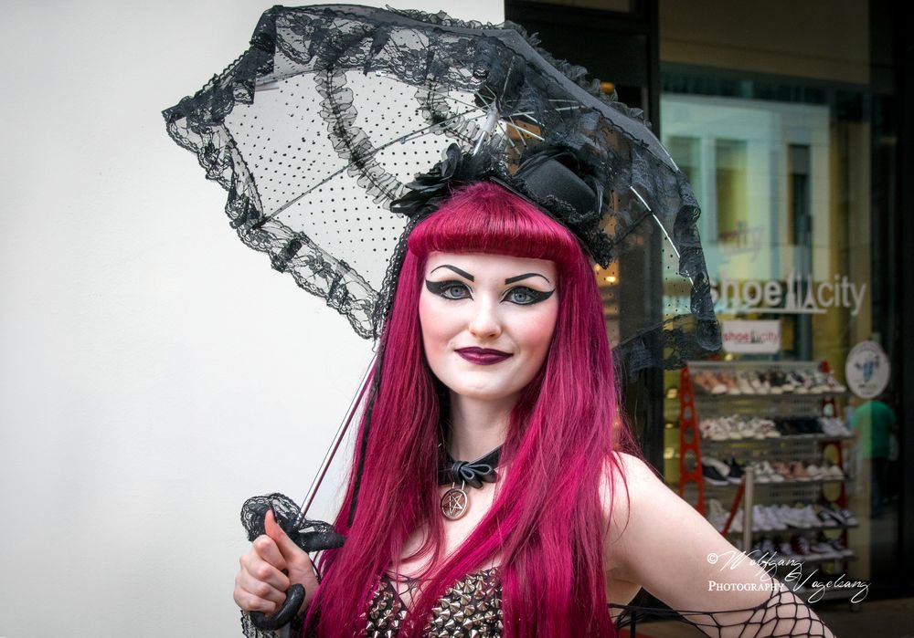 Frau mit Schirm Foto & Bild | mystik,gothic, portrait, streetfotografie ...