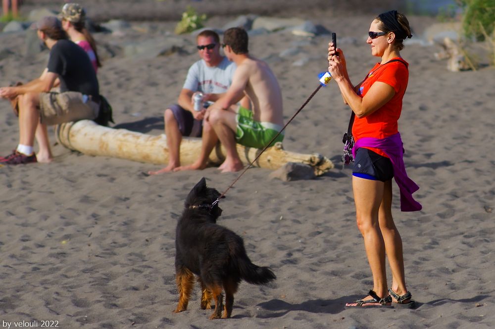 Frau und Hund 60 Foto & Bild | erwachsene menschen, streetfotografie mit menschen, menschen in ...