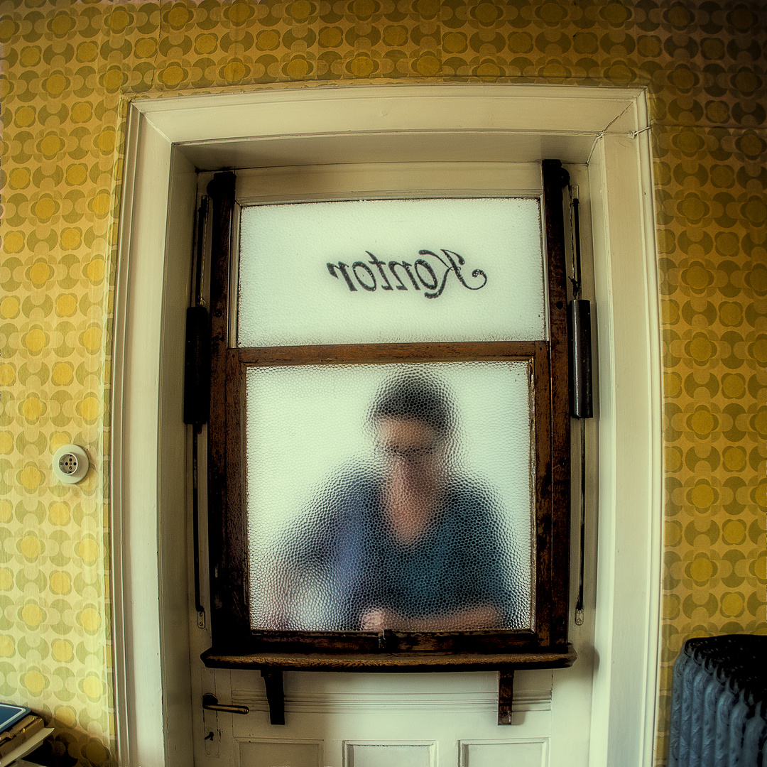 Frau W. wartet ... Foto & Bild | gelb, warten, menschen Bilder auf ...