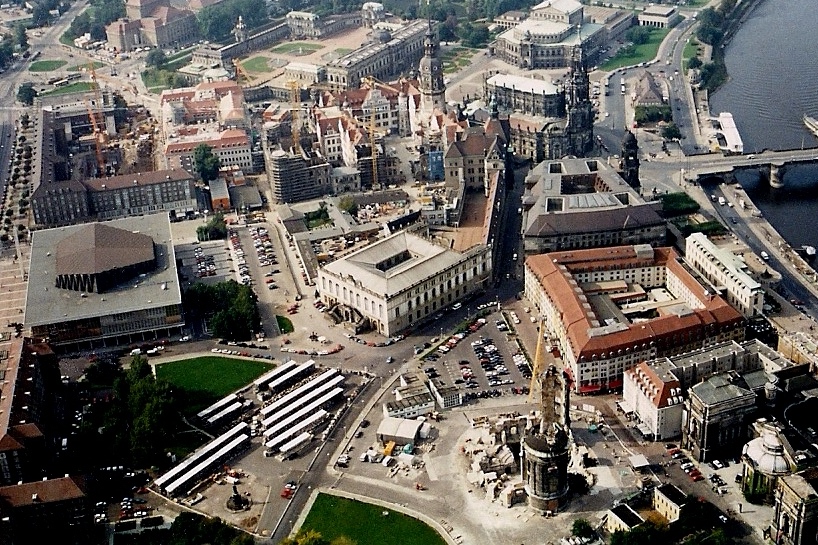 Frauenkirche Dresden 1994, die von Trümmern freigeräumte Ruine Foto & Bild | architektur ...