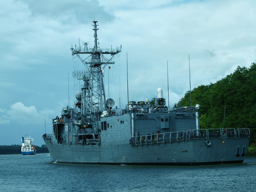 Fregatte Gen. K. Pulaski aus Polen auf dem Nord-Ostsee-Kanal Foto ...