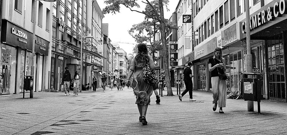 Freitag Abend im Juli Foto & Bild | streetfotografie mit menschen, menschen, straße, city Bilder ...