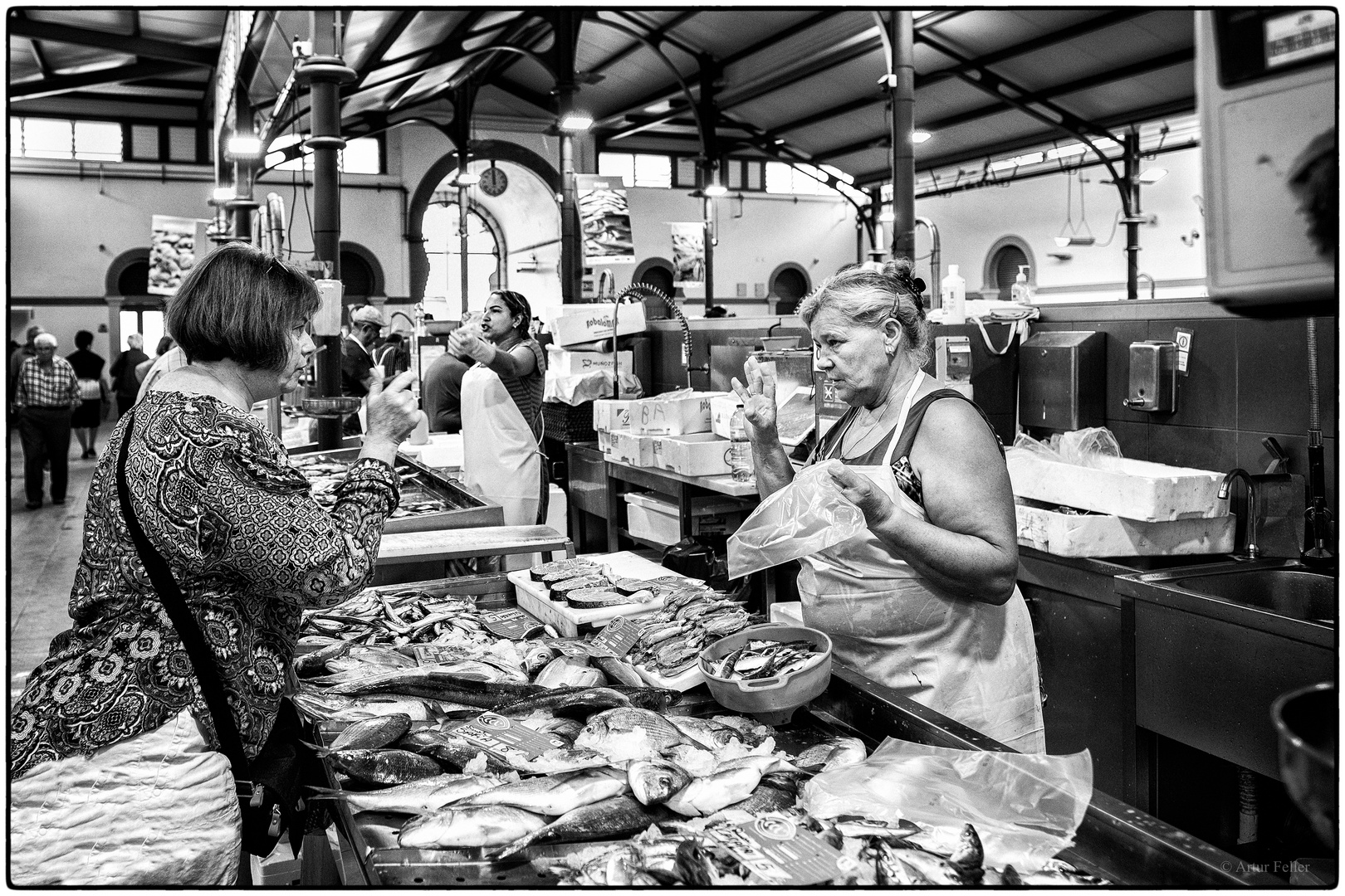 Freitag ist Fischtag Foto & Bild | erwachsene menschen, streetfotografie mit menschen, menschen ...