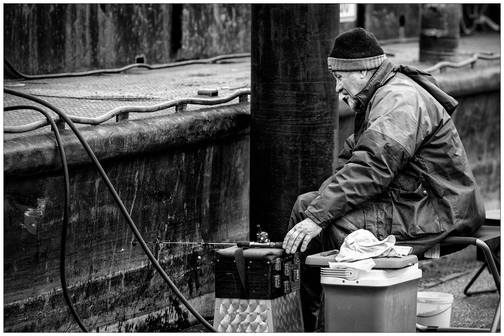 Freitag ist Fischtag Foto & Bild | streetfotografie mit menschen, kommunikation; grafik; szenen ...